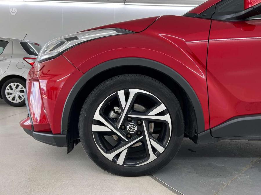 Красный Тойота C-HR 2023 в Вильнюс, объемом двигателя 1.80 л и пробегом 94 тыс. км за 23900 €, фото 16 на AUTOMOTO.COM.LV