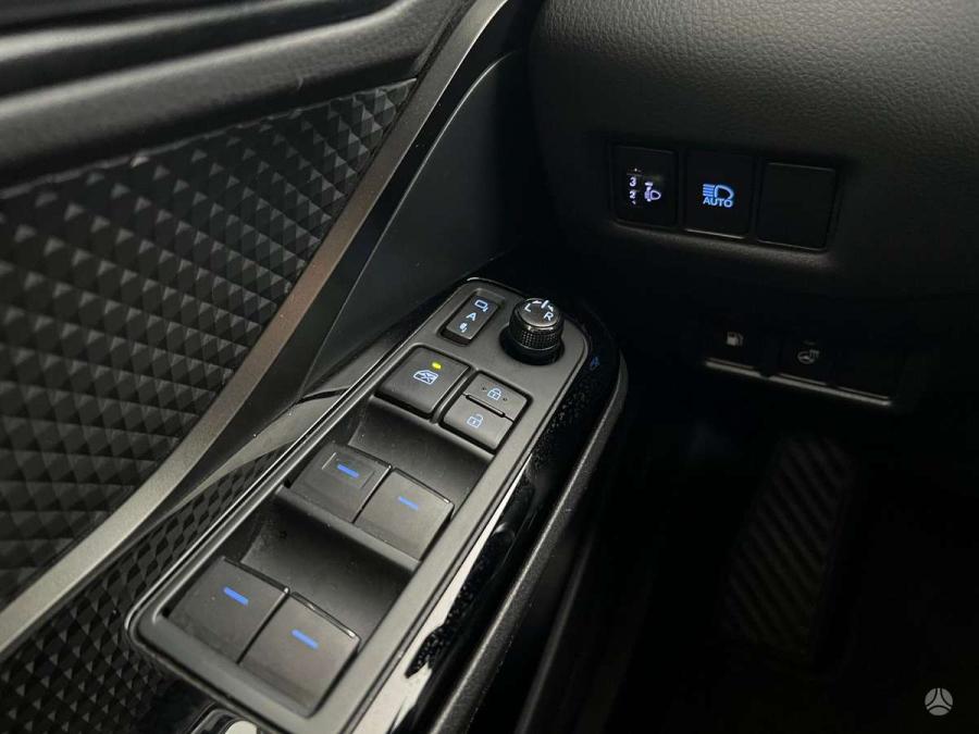 Красный Тойота C-HR 2023 в Вильнюс, объемом двигателя 1.80 л и пробегом 94 тыс. км за 23900 €, фото 24 на AUTOMOTO.COM.LV