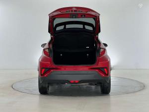 Red Toyota C-HR 2023 in Vilnius, with an engine capacity of 1.80 L and mileage of 92 thousand km for 23900 €, photo 11 on AUTOMOTO.COM.LV