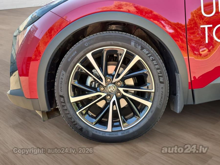 Sarkans Toyota C-HR 2025 Tallina, ar dzinēja tilpumu 1.80 L un nobraukumu 15 tūkst. km par 38990 €, foto 16 vietnē AUTOMOTO.COM.LV