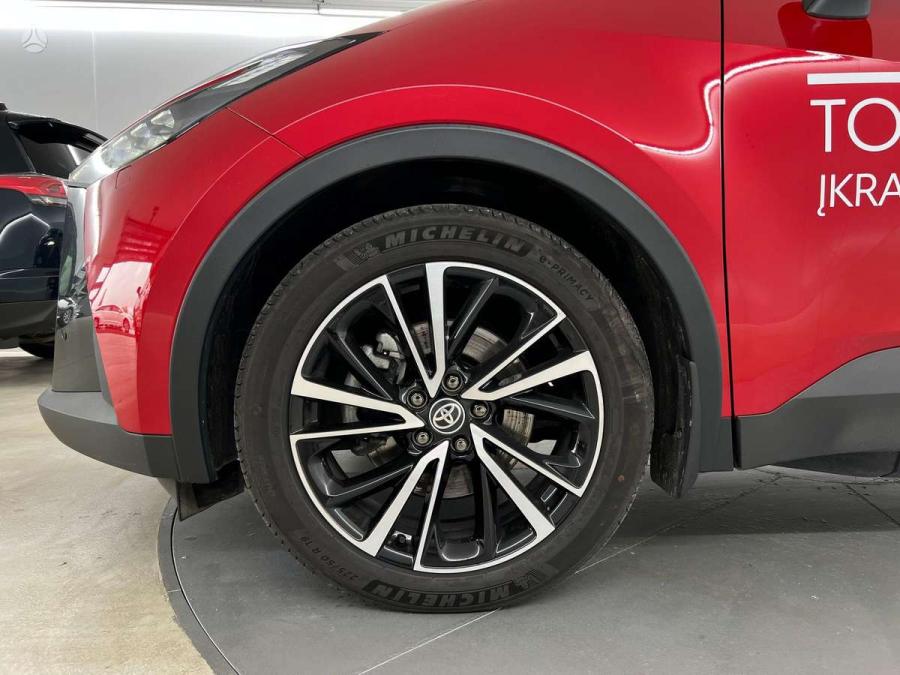Красный Тойота C-HR 2025 в Вильнюс, объемом двигателя 1.99 л и пробегом 20 тыс. км за 39900 €, фото 16 на AUTOMOTO.COM.LV