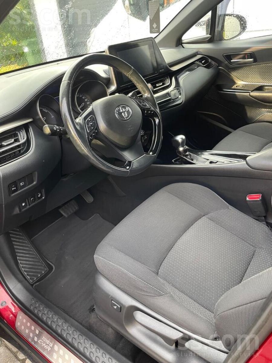 Red Toyota C-HR 2019 in Riga, with an engine capacity of 1.80 L and mileage of 181 thousand km for 15000 €, photo 5 on AUTOMOTO.COM.LV