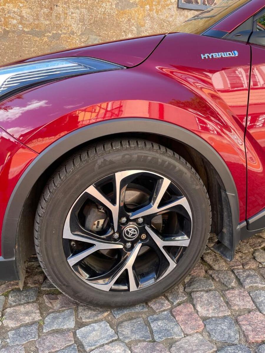 Red Toyota C-HR 2019 in Riga, with an engine capacity of 1.80 L and mileage of 181 thousand km for 15000 €, photo 12 on AUTOMOTO.COM.LV