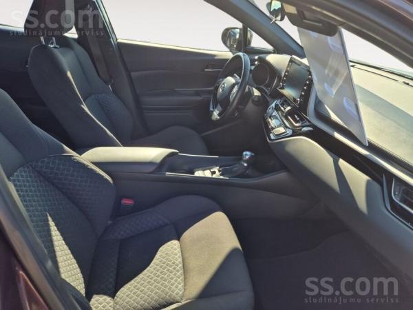 Violets Toyota C-HR 2022 Rīga, ar dzinēja tilpumu 1.80 L un nobraukumu 80 tūkst. km par 20900 €, foto 6 vietnē AUTOMOTO.COM.LV