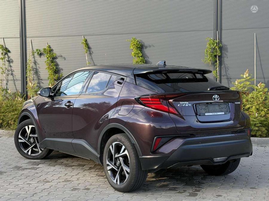 Violet Toyota C-HR 2022 in Vilnius, with an engine capacity of 1.80 L and mileage of 141 thousand km for 18999 €, photo 4 on AUTOMOTO.COM.LV