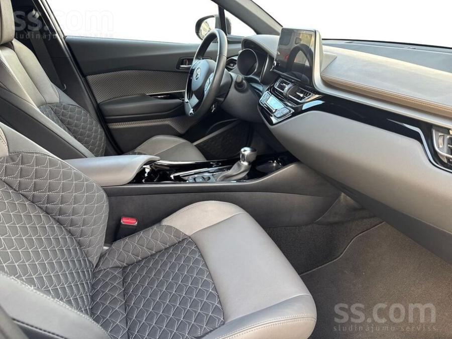 Violet Toyota C-HR 2023 in Riga, with an engine capacity of 2.00 L and mileage of 20 thousand km for 28990 €, photo 7 on AUTOMOTO.COM.LV