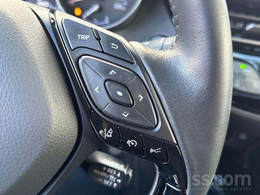 Violet Toyota C-HR 2023 in Riga, with an engine capacity of 2.00 L and mileage of 20 thousand km for 28990 €, photo 17 on AUTOMOTO.COM.LV