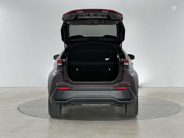 Violet Toyota C-HR 2024 in Vilnius, with an engine capacity of 1.80 L and mileage of 67 thousand km for 27900 €, photo 10 on AUTOMOTO.COM.LV