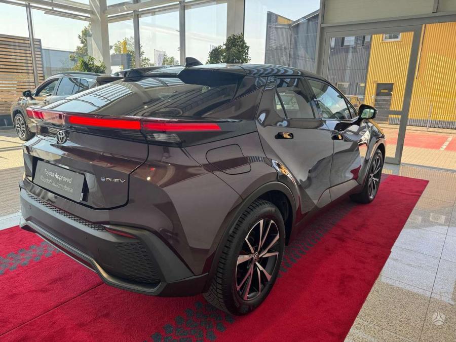 Violet Toyota C-HR 2024 in Siauliai, with an engine capacity of 1.99 L and mileage of 9 thousand km for 32900 €, photo 7 on AUTOMOTO.COM.LV