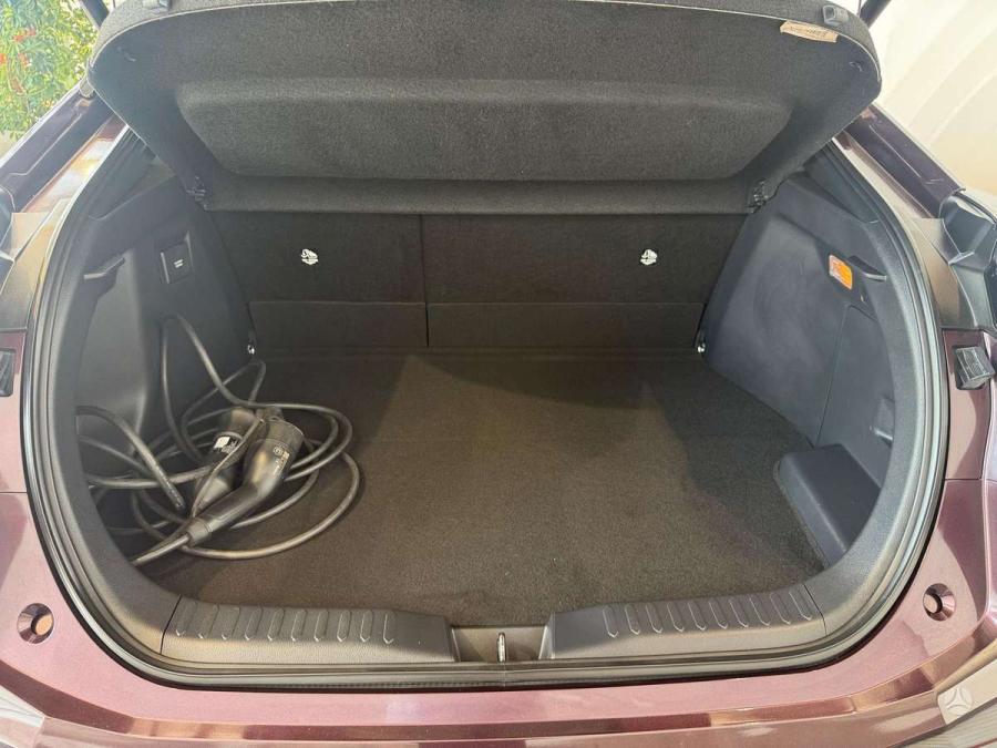 Violet Toyota C-HR 2024 in Siauliai, with an engine capacity of 1.99 L and mileage of 9 thousand km for 32900 €, photo 9 on AUTOMOTO.COM.LV