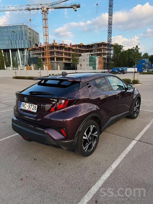 Violets Toyota C-HR 2022 Rīga, ar dzinēja tilpumu 1.80 L un nobraukumu 53 tūkst. km par 21400 €, foto 4 vietnē AUTOMOTO.COM.LV