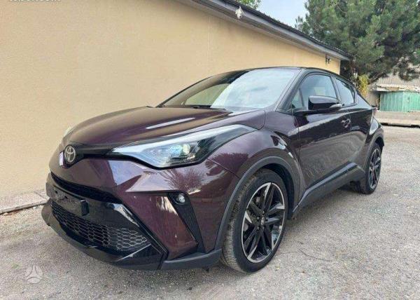 Violets Toyota C-HR 2022 Kauņa, ar dzinēja tilpumu 1.80 L un nobraukumu 38 tūkst. km par 21999 €, foto  vietnē AUTOMOTO.COM.LV