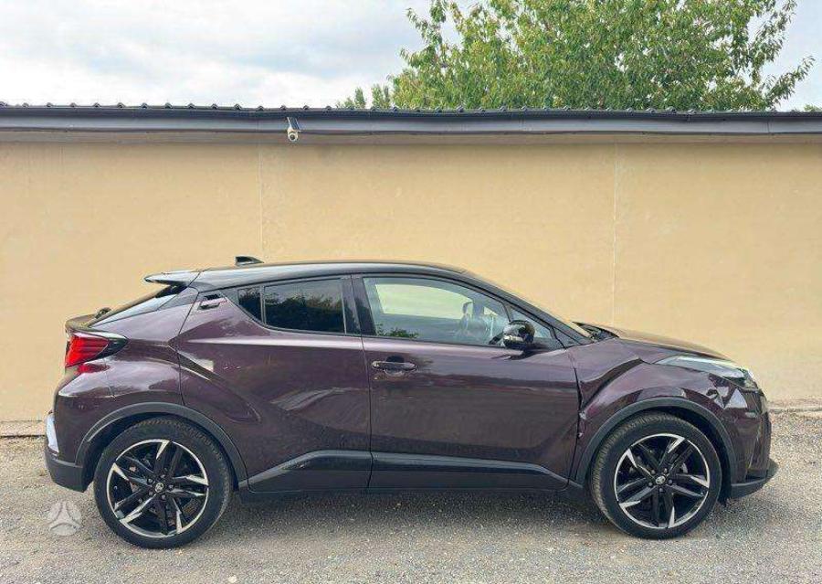 Violet Toyota C-HR 2022 in Kaunas, with an engine capacity of 1.80 L and mileage of 38 thousand km for 21999 €, photo 3 on AUTOMOTO.COM.LV