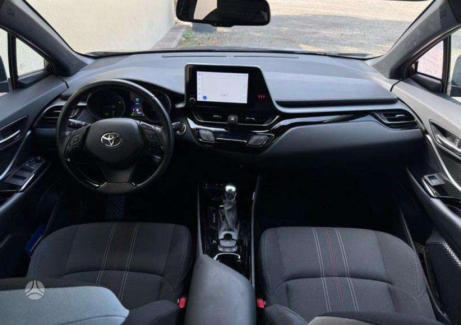 Violet Toyota C-HR 2022 in Kaunas, with an engine capacity of 1.80 L and mileage of 38 thousand km for 21999 €, photo 5 on AUTOMOTO.COM.LV