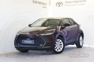 Violets Toyota C-HR 2024 Tallina, ar dzinēja tilpumu 1.80 L un nobraukumu 19 tūkst. km par 27500 €, foto  vietnē AUTOMOTO.COM.LV