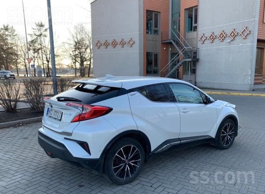 White Toyota C-HR 2017 in Riga, with an engine capacity of 1.80 L and mileage of 0 thousand km for 22900 €, photo 3 on AUTOMOTO.COM.LV