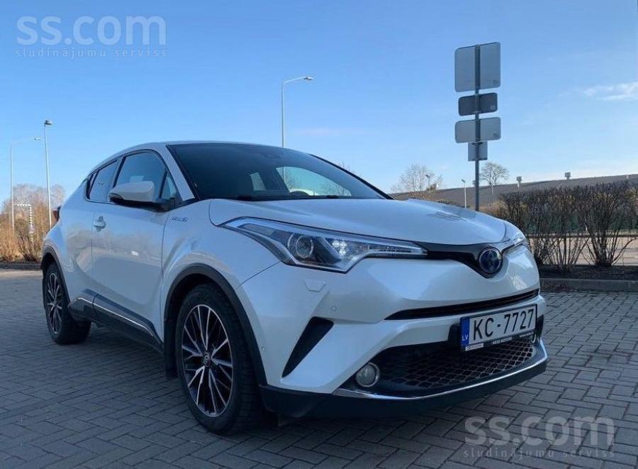 White Toyota C-HR 2017 in Riga, with an engine capacity of 1.80 L and mileage of 0 thousand km for 22900 €, photo 4 on AUTOMOTO.COM.LV