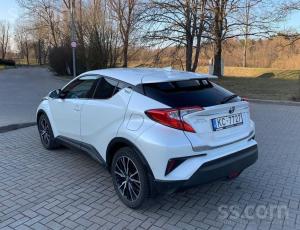 Белый Тойота C-HR 2017 в Рига, объемом двигателя 1.80 л и пробегом 137 тыс. км за 16818 €, фото 2 на AUTOMOTO.COM.LV