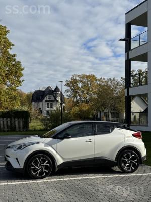 Белый Тойота C-HR 2017 в Юрмала, объемом двигателя 1.20 л и пробегом 98 тыс. км за 16500 €, фото 2 на AUTOMOTO.COM.LV