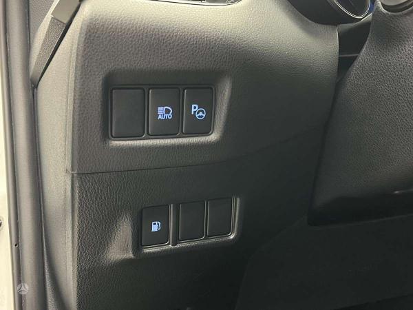 Balts Toyota C-HR 2017 Panevēža, ar dzinēja tilpumu 1.80 L un nobraukumu 167 tūkst. km par 16690 €, foto 11 vietnē AUTOMOTO.COM.LV