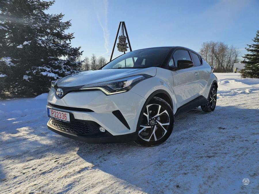 White Toyota C-HR 2017 in Kaunas, with an engine capacity of 1.80 L and mileage of 143 thousand km for 15950 €, photo 1 on AUTOMOTO.COM.LV