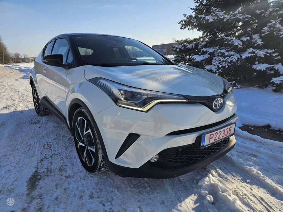 White Toyota C-HR 2017 in Kaunas, with an engine capacity of 1.80 L and mileage of 143 thousand km for 15950 €, photo 2 on AUTOMOTO.COM.LV