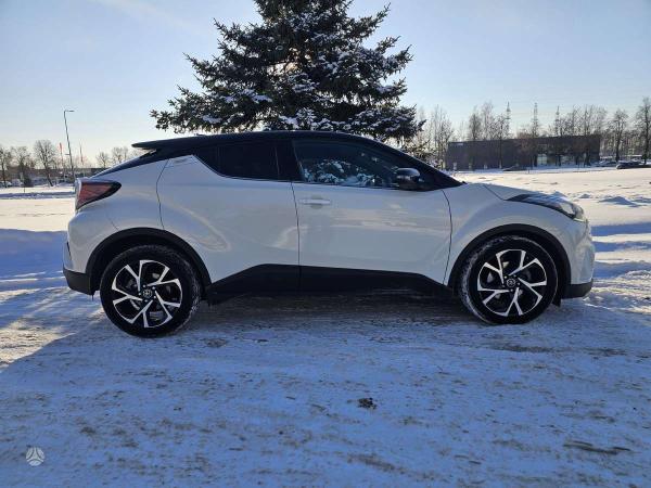 White Toyota C-HR 2017 in Kaunas, with an engine capacity of 1.80 L and mileage of 143 thousand km for 15950 €, photo 3 on AUTOMOTO.COM.LV