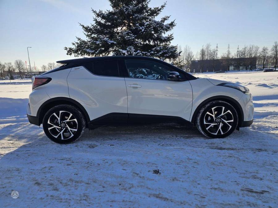 White Toyota C-HR 2017 in Kaunas, with an engine capacity of 1.80 L and mileage of 143 thousand km for 15950 €, photo 3 on AUTOMOTO.COM.LV