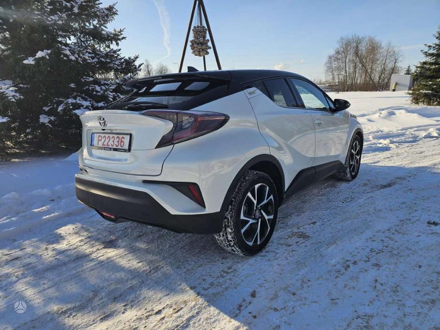 White Toyota C-HR 2017 in Kaunas, with an engine capacity of 1.80 L and mileage of 143 thousand km for 15950 €, photo 4 on AUTOMOTO.COM.LV