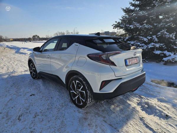 White Toyota C-HR 2017 in Kaunas, with an engine capacity of 1.80 L and mileage of 143 thousand km for 15950 €, photo 5 on AUTOMOTO.COM.LV