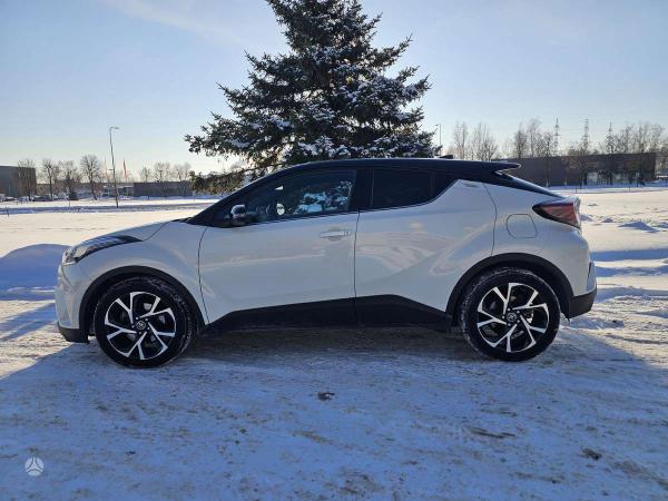 White Toyota C-HR 2017 in Kaunas, with an engine capacity of 1.80 L and mileage of 143 thousand km for 15950 €, photo 6 on AUTOMOTO.COM.LV