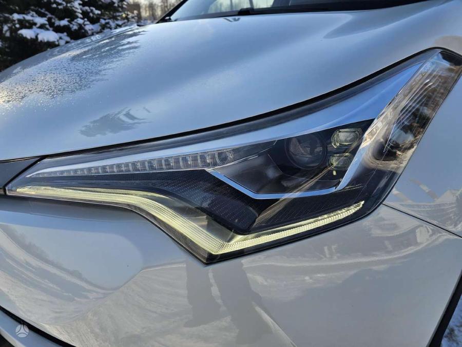 White Toyota C-HR 2017 in Kaunas, with an engine capacity of 1.80 L and mileage of 143 thousand km for 15950 €, photo 21 on AUTOMOTO.COM.LV