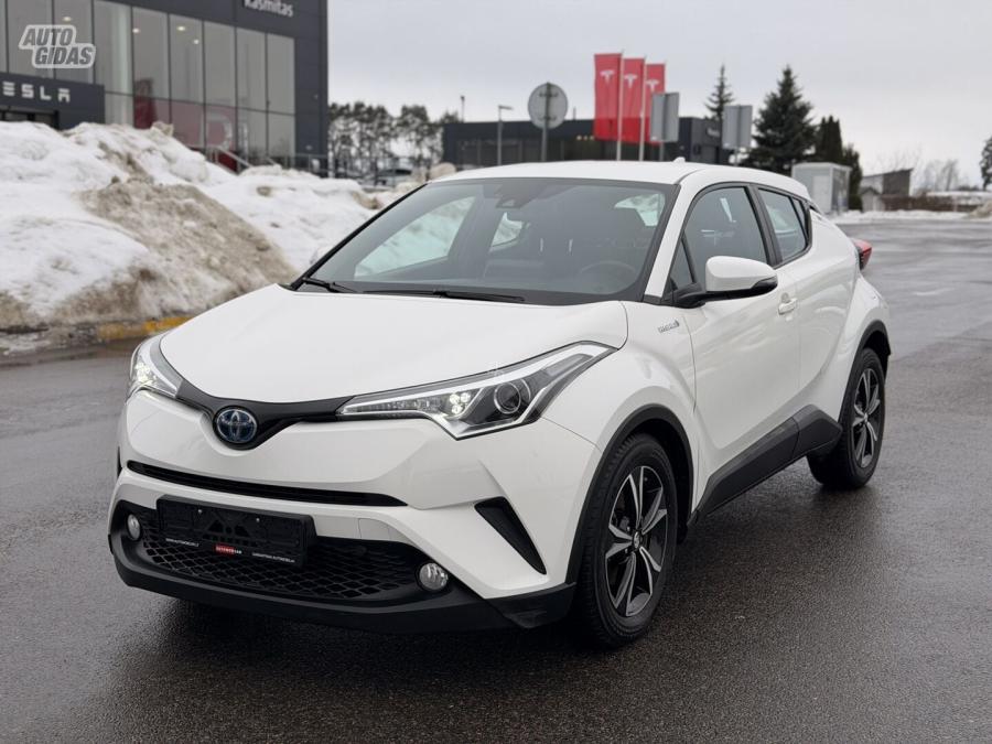 White Toyota C-HR 2017 in Vilnius, with an engine capacity of 1.80 L and mileage of 154 thousand km for 14950 €, photo 1 on AUTOMOTO.COM.LV