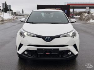 White Toyota C-HR 2017 in Vilnius, with an engine capacity of 1.80 L and mileage of 154 thousand km for 14950 €, photo 2 on AUTOMOTO.COM.LV