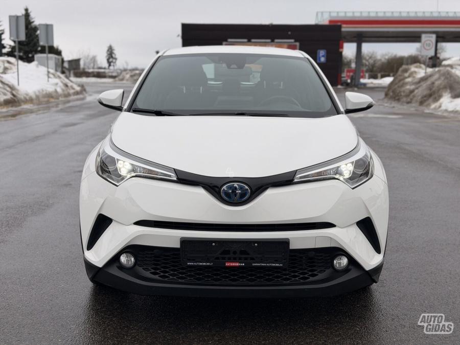 White Toyota C-HR 2017 in Vilnius, with an engine capacity of 1.80 L and mileage of 154 thousand km for 14950 €, photo 2 on AUTOMOTO.COM.LV