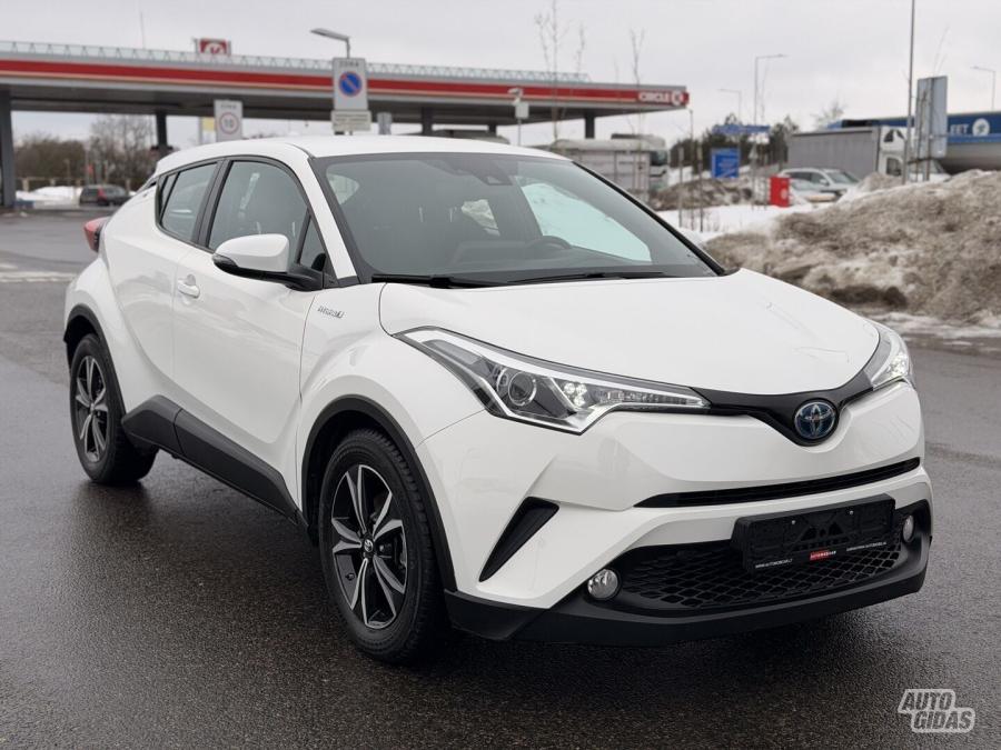 White Toyota C-HR 2017 in Vilnius, with an engine capacity of 1.80 L and mileage of 154 thousand km for 14950 €, photo 3 on AUTOMOTO.COM.LV