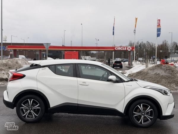 Белый Тойота C-HR 2017 в Вильнюс, объемом двигателя 1.80 л и пробегом 154 тыс. км за 14950 €, фото 4 на AUTOMOTO.COM.LV