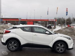 White Toyota C-HR 2017 in Vilnius, with an engine capacity of 1.80 L and mileage of 154 thousand km for 14950 €, photo 4 on AUTOMOTO.COM.LV