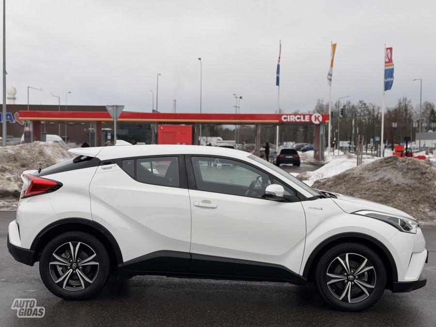 White Toyota C-HR 2017 in Vilnius, with an engine capacity of 1.80 L and mileage of 154 thousand km for 14950 €, photo 4 on AUTOMOTO.COM.LV