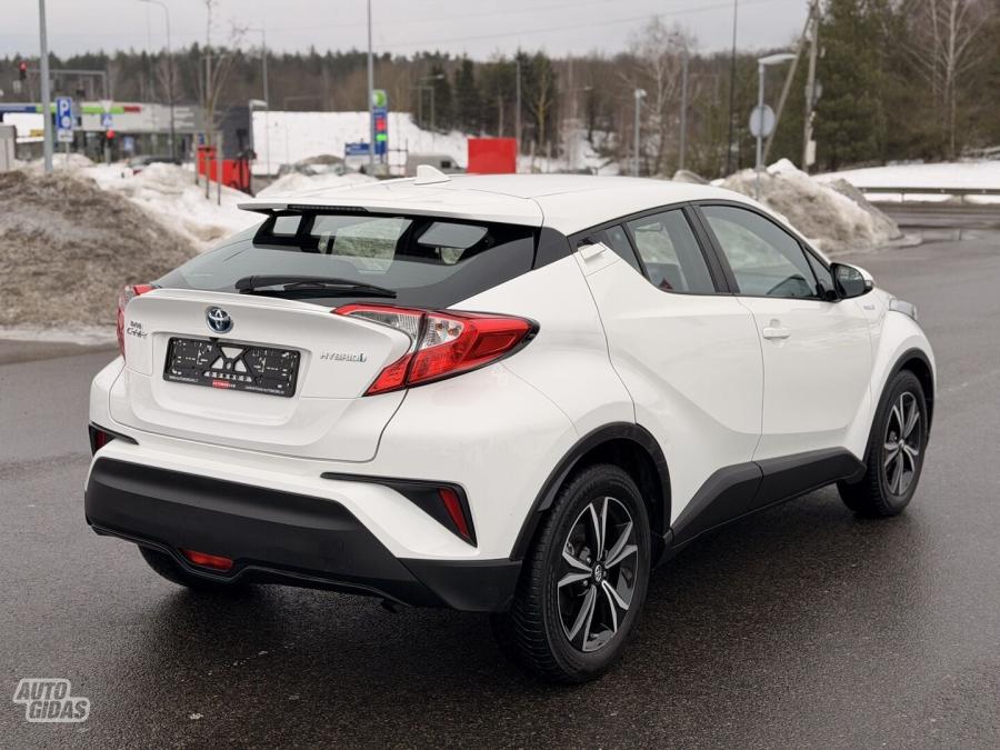 White Toyota C-HR 2017 in Vilnius, with an engine capacity of 1.80 L and mileage of 154 thousand km for 14950 €, photo 5 on AUTOMOTO.COM.LV