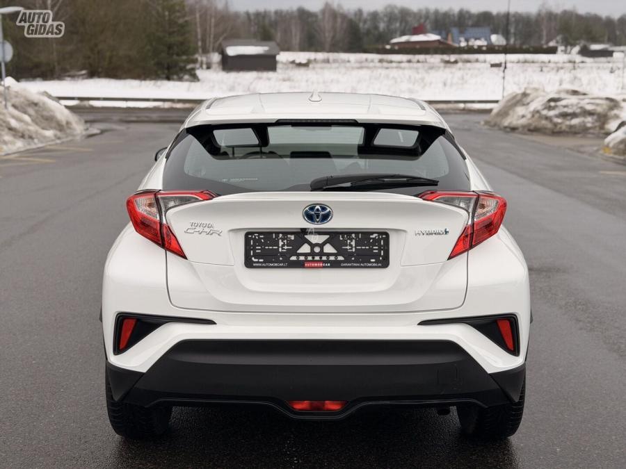 White Toyota C-HR 2017 in Vilnius, with an engine capacity of 1.80 L and mileage of 154 thousand km for 14950 €, photo 6 on AUTOMOTO.COM.LV