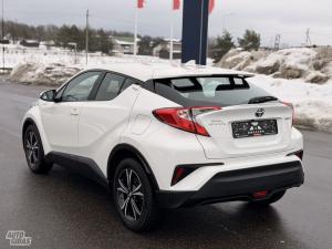 White Toyota C-HR 2017 in Vilnius, with an engine capacity of 1.80 L and mileage of 154 thousand km for 14950 €, photo 7 on AUTOMOTO.COM.LV