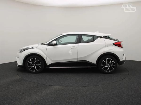 White Toyota C-HR 2017 in Vilnius, with an engine capacity of 1.80 L and mileage of 183 thousand km for 14999 €, photo 6 on AUTOMOTO.COM.LV