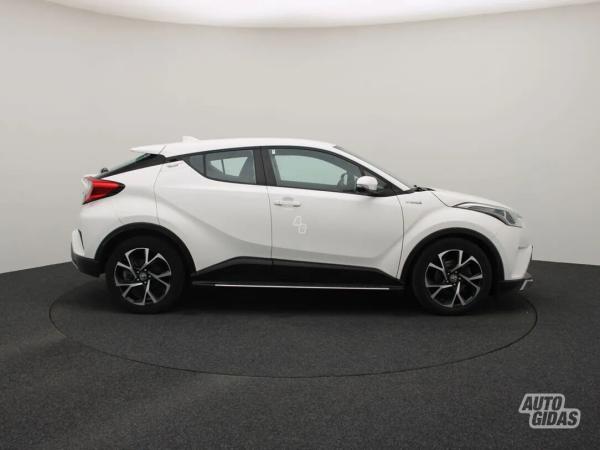 White Toyota C-HR 2017 in Vilnius, with an engine capacity of 1.80 L and mileage of 183 thousand km for 14999 €, photo 9 on AUTOMOTO.COM.LV