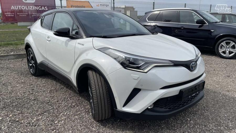 White Toyota C-HR 2017 in Marijampole, with an engine capacity of 1.80 L and mileage of 219 thousand km for 14500 €, photo 5 on AUTOMOTO.COM.LV