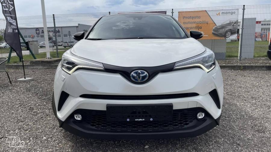 White Toyota C-HR 2017 in Marijampole, with an engine capacity of 1.80 L and mileage of 219 thousand km for 14500 €, photo 6 on AUTOMOTO.COM.LV