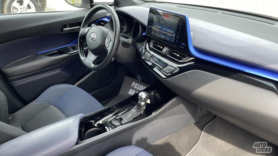 White Toyota C-HR 2017 in Marijampole, with an engine capacity of 1.80 L and mileage of 219 thousand km for 14500 €, photo 12 on AUTOMOTO.COM.LV