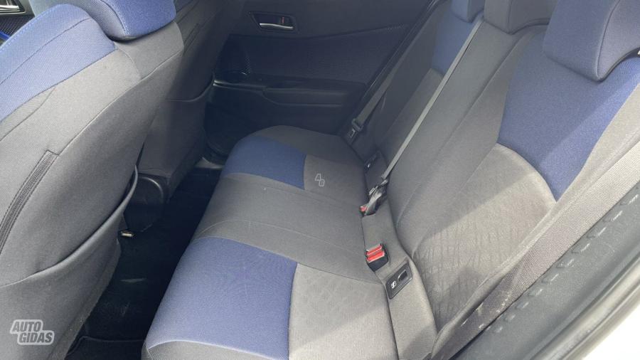 White Toyota C-HR 2017 in Marijampole, with an engine capacity of 1.80 L and mileage of 219 thousand km for 14500 €, photo 14 on AUTOMOTO.COM.LV