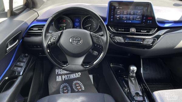 White Toyota C-HR 2017 in Marijampole, with an engine capacity of 1.80 L and mileage of 139 thousand km for 15990 €, photo 9 on AUTOMOTO.COM.LV