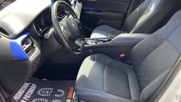 White Toyota C-HR 2017 in Marijampole, with an engine capacity of 1.80 L and mileage of 139 thousand km for 15990 €, photo 10 on AUTOMOTO.COM.LV
